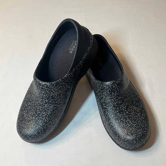 CROCS | Shoes | Crocs Dual Comfort Black Gray Slip On Cushion Speckled ...